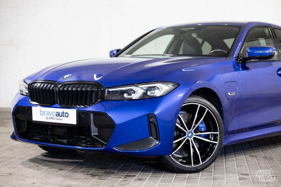 Blue BMW 330 2023 in Vilnius, with an engine capacity of 2.00 L and mileage of 72 thousand km for 38993 €, photo 3 on AUTOMOTO.COM.LV