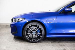 Blue BMW 330 2023 in Vilnius, with an engine capacity of 2.00 L and mileage of 72 thousand km for 38993 €, photo 8 on AUTOMOTO.COM.LV