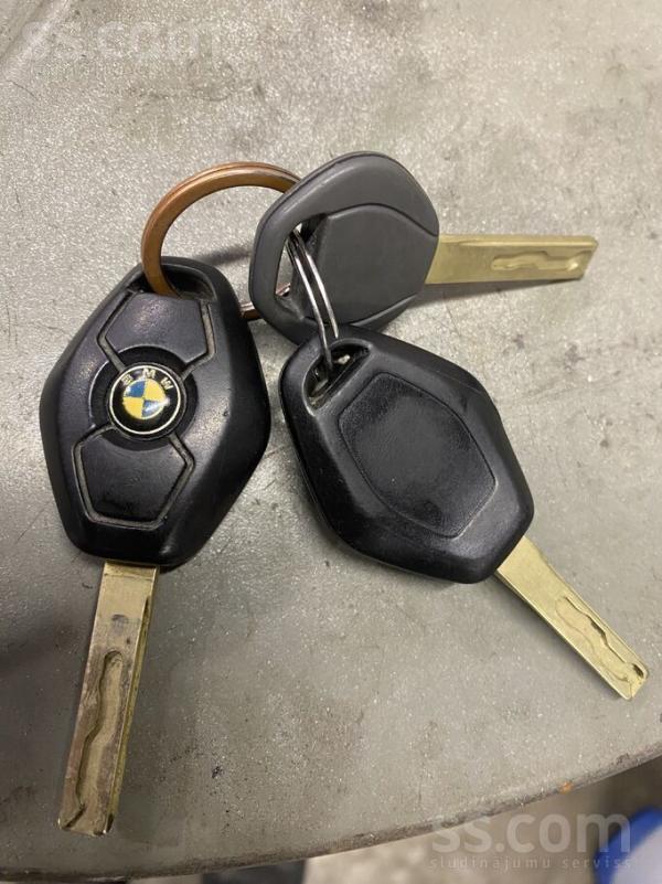 Zils BMW 330 2003 Rēzekne, ar dzinēja tilpumu 3.00 L un nobraukumu 248 tūkst. km par 4750 €, foto 8 vietnē AUTOMOTO.COM.LV