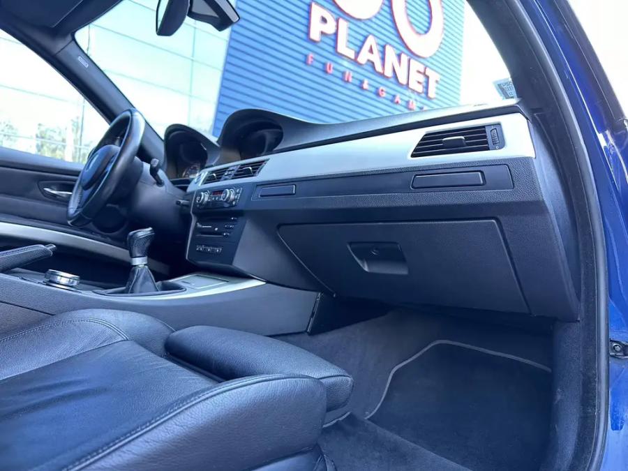 Blue BMW 330 2006 in Riga, with an engine capacity of 3.00 L and mileage of 360 thousand km for 4990 €, photo 12 on AUTOMOTO.COM.LV