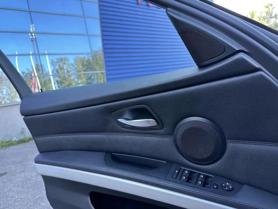 Blue BMW 330 2006 in Riga, with an engine capacity of 3.00 L and mileage of 360 thousand km for 4990 €, photo 19 on AUTOMOTO.COM.LV