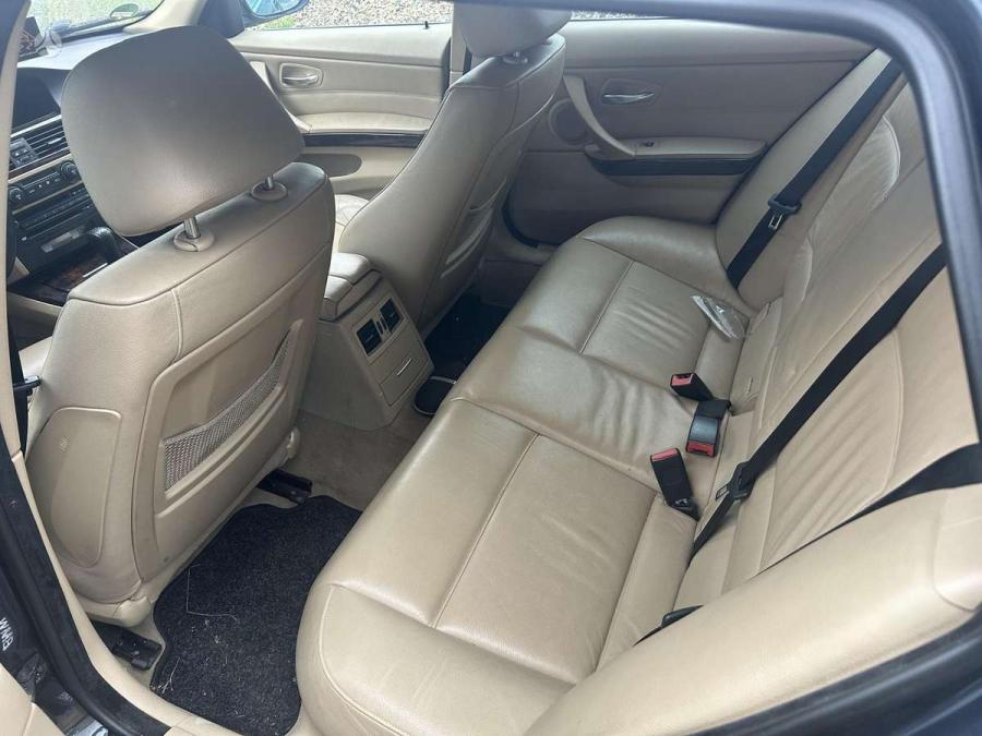 Blue BMW 330 2006 in Siauliai, with an engine capacity of 3.00 L and mileage of 351 thousand km for 4200 €, photo 5 on AUTOMOTO.COM.LV