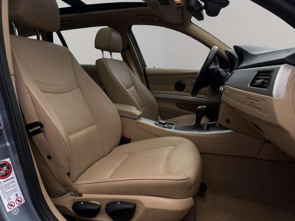 Blue BMW 330 2010 in Vilnius, with an engine capacity of 3.00 L and mileage of 319 thousand km for 6999 €, photo 8 on AUTOMOTO.COM.LV