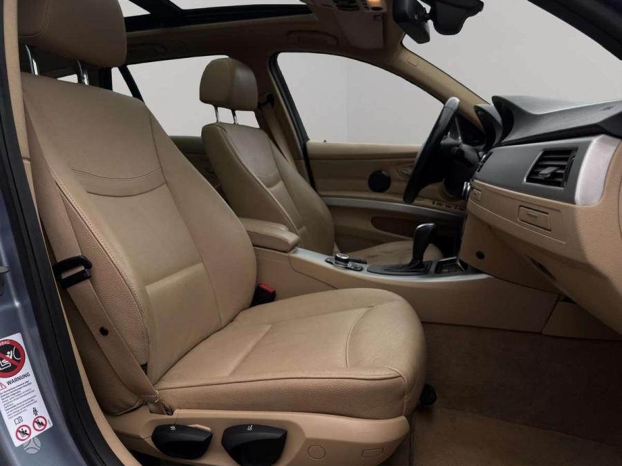 Blue BMW 330 2010 in Vilnius, with an engine capacity of 3.00 L and mileage of 319 thousand km for 6999 €, photo 9 on AUTOMOTO.COM.LV