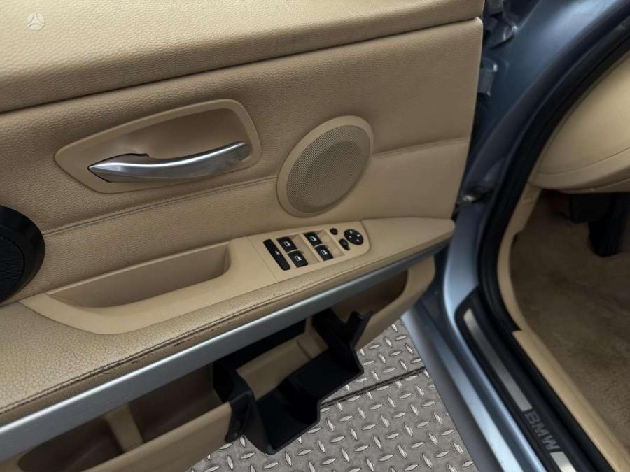Blue BMW 330 2010 in Vilnius, with an engine capacity of 3.00 L and mileage of 319 thousand km for 6999 €, photo 15 on AUTOMOTO.COM.LV