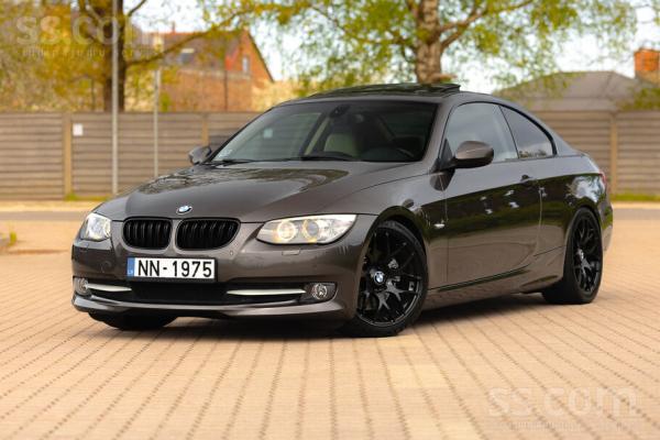 Brown BMW 330 2010 in Riga, with an engine capacity of 3.00 L and mileage of 340 thousand km for 8999 €, photo 1 on AUTOMOTO.COM.LV