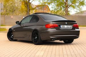 Brown BMW 330 2010 in Riga, with an engine capacity of 3.00 L and mileage of 340 thousand km for 8999 €, photo 4 on AUTOMOTO.COM.LV