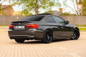 Brown BMW 330 2010 in Riga, with an engine capacity of 3.00 L and mileage of 340 thousand km for 8999 €, photo 5 on AUTOMOTO.COM.LV