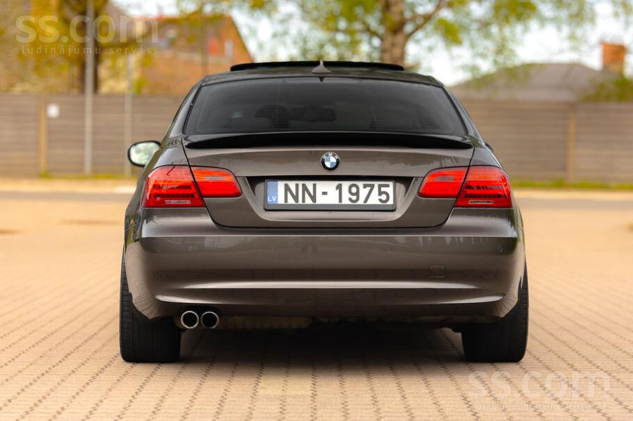 Brown BMW 330 2010 in Riga, with an engine capacity of 3.00 L and mileage of 340 thousand km for 8999 €, photo 6 on AUTOMOTO.COM.LV