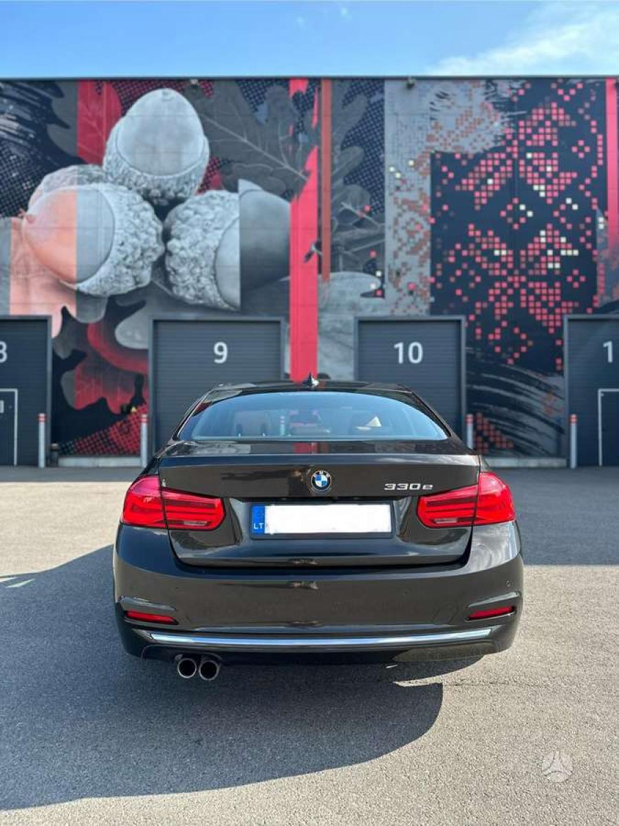 Brown BMW 330 2017 in Vilnius, with an engine capacity of 2.00 L and mileage of 223 thousand km for 13900 €, photo 6 on AUTOMOTO.COM.LV