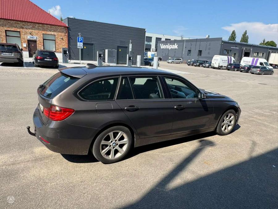 Brūns BMW 330 2012 Panevēža, ar dzinēja tilpumu 2.99 L un nobraukumu 294 tūkst. km par 4800 €, foto 5 vietnē AUTOMOTO.COM.LV