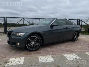 Zaļš BMW 330 2009 Jelgava, ar dzinēja tilpumu 3.00 L un nobraukumu 242 tūkst. km par 8550 €, foto  vietnē AUTOMOTO.COM.LV