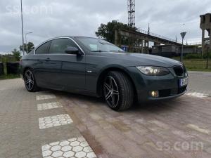 Green BMW 330 2009 in Jelgava, with an engine capacity of 3.00 L and mileage of 242 thousand km for 8550 €, photo 5 on AUTOMOTO.COM.LV