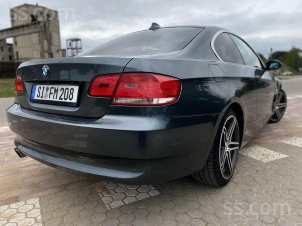 Green BMW 330 2009 in Jelgava, with an engine capacity of 3.00 L and mileage of 242 thousand km for 8550 €, photo 5 on AUTOMOTO.COM.LV