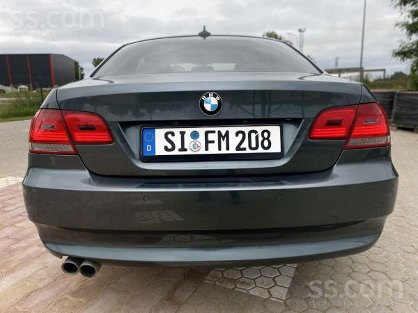 Green BMW 330 2009 in Jelgava, with an engine capacity of 3.00 L and mileage of 242 thousand km for 8550 €, photo 6 on AUTOMOTO.COM.LV