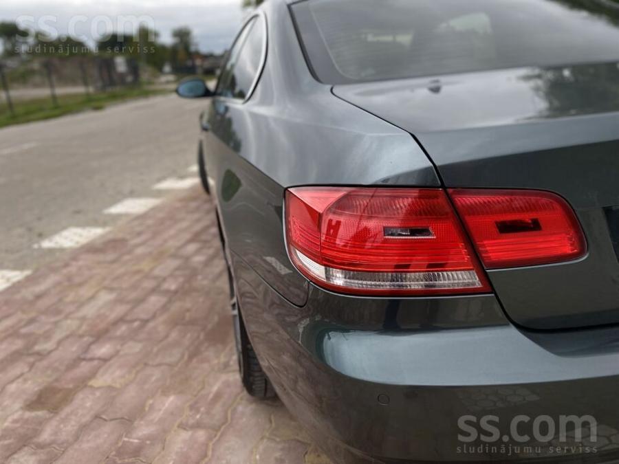 Green BMW 330 2009 in Jelgava, with an engine capacity of 3.00 L and mileage of 242 thousand km for 8550 €, photo 9 on AUTOMOTO.COM.LV