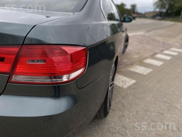 Green BMW 330 2009 in Jelgava, with an engine capacity of 3.00 L and mileage of 242 thousand km for 8550 €, photo 9 on AUTOMOTO.COM.LV