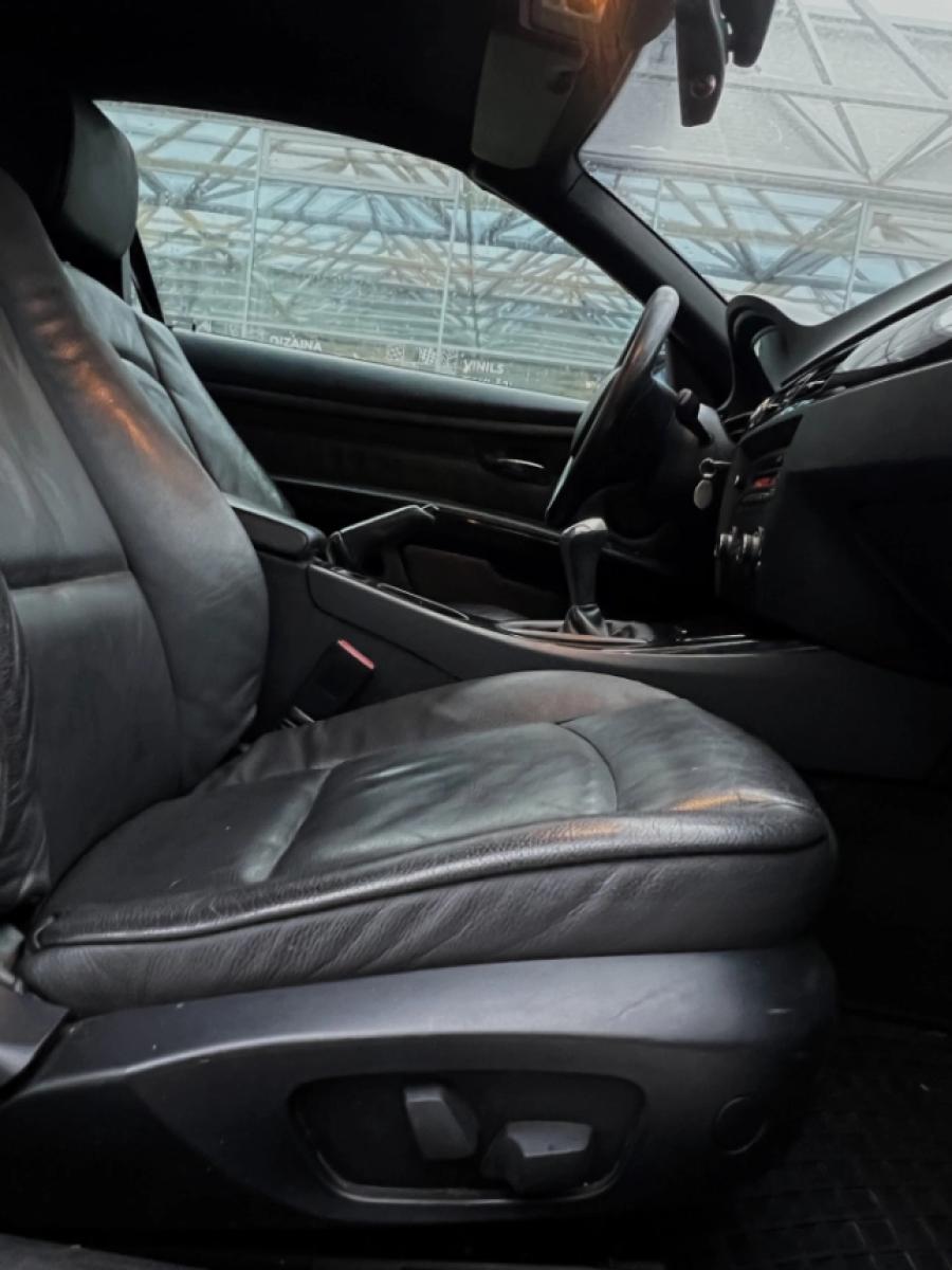 Grey BMW 330 2007 in Riga, with an engine capacity of 3.00 L and mileage of 440 thousand km for 6500 €, photo 15 on AUTOMOTO.COM.LV