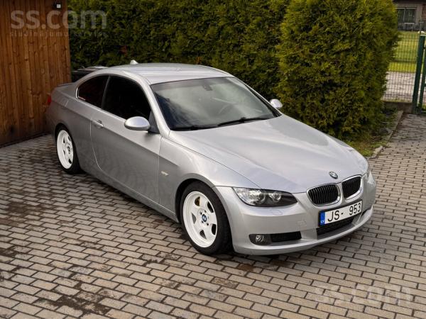 Pelēks BMW 330 2007 Jūrmala, ar dzinēja tilpumu 3.00 L un nobraukumu 203 tūkst. km par 8000 €, foto 1 vietnē AUTOMOTO.COM.LV