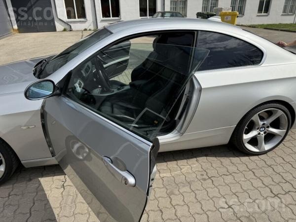 Grey BMW 330 2008 in Riga, with an engine capacity of 3.00 L and mileage of 288 thousand km for 7450 €, photo 5 on AUTOMOTO.COM.LV