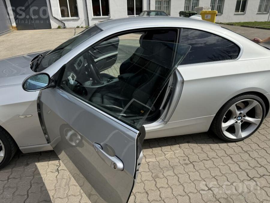 Grey BMW 330 2008 in Riga, with an engine capacity of 3.00 L and mileage of 288 thousand km for 7450 €, photo 5 on AUTOMOTO.COM.LV