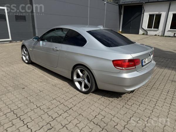 Grey BMW 330 2008 in Riga, with an engine capacity of 3.00 L and mileage of 288 thousand km for 7450 €, photo 7 on AUTOMOTO.COM.LV