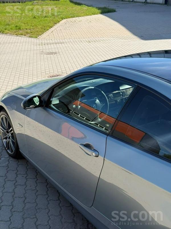 Grey BMW 330 2008 in Liepaja, with an engine capacity of 3.00 L and mileage of 203 thousand km for 6600 €, photo 5 on AUTOMOTO.COM.LV