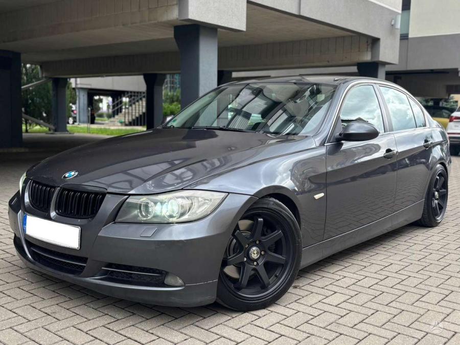 Grey BMW 330 2005 in Kaunas, with an engine capacity of 2.99 L and mileage of 450 thousand km for 2900 €, photo 1 on AUTOMOTO.COM.LV