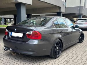 Grey BMW 330 2005 in Kaunas, with an engine capacity of 2.99 L and mileage of 450 thousand km for 2900 €, photo 4 on AUTOMOTO.COM.LV