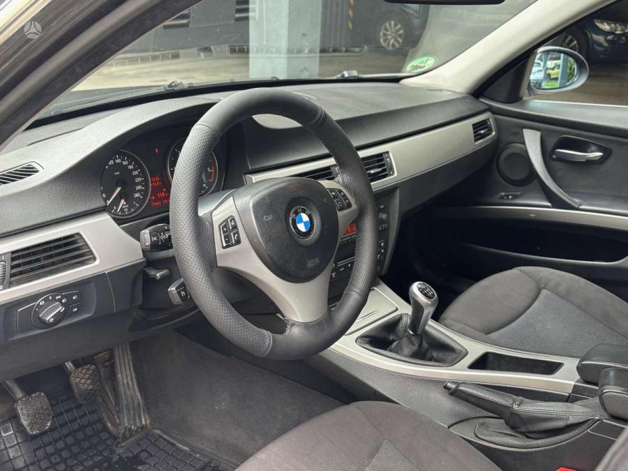 Grey BMW 330 2005 in Kaunas, with an engine capacity of 2.99 L and mileage of 450 thousand km for 2900 €, photo 14 on AUTOMOTO.COM.LV
