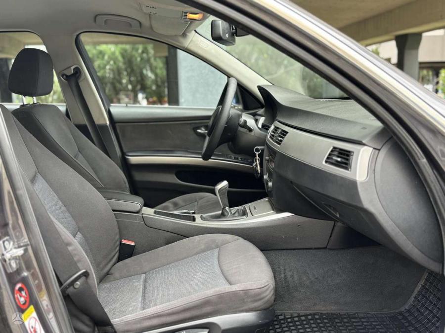 Grey BMW 330 2005 in Kaunas, with an engine capacity of 2.99 L and mileage of 450 thousand km for 2900 €, photo 18 on AUTOMOTO.COM.LV