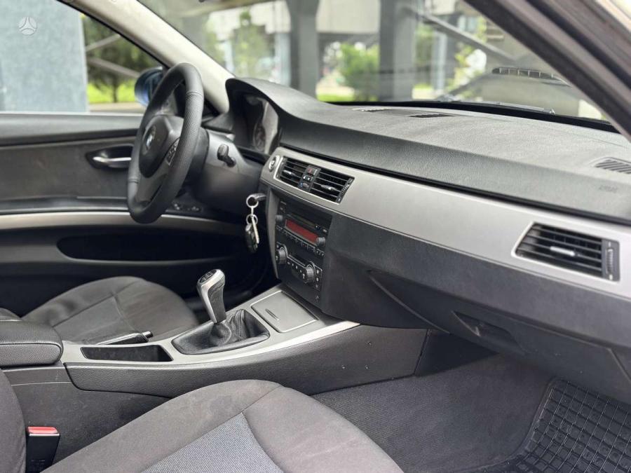 Grey BMW 330 2005 in Kaunas, with an engine capacity of 2.99 L and mileage of 450 thousand km for 2900 €, photo 19 on AUTOMOTO.COM.LV