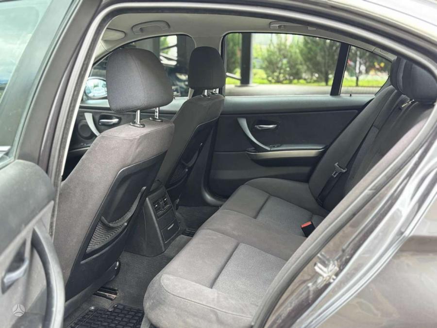 Grey BMW 330 2005 in Kaunas, with an engine capacity of 2.99 L and mileage of 450 thousand km for 2900 €, photo 20 on AUTOMOTO.COM.LV