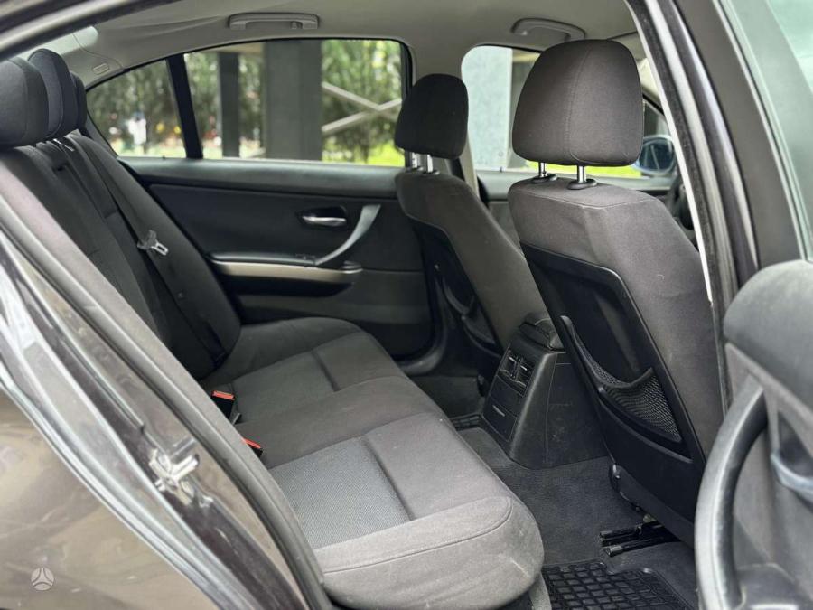 Grey BMW 330 2005 in Kaunas, with an engine capacity of 2.99 L and mileage of 450 thousand km for 2900 €, photo 21 on AUTOMOTO.COM.LV
