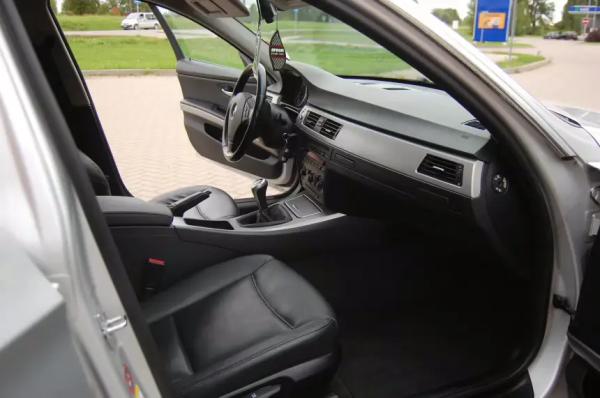 Pelēks BMW 330 2006 Jēkabpils, ar dzinēja tilpumu 3.00 L un nobraukumu 399 tūkst. km par 4250 €, foto 9 vietnē AUTOMOTO.COM.LV