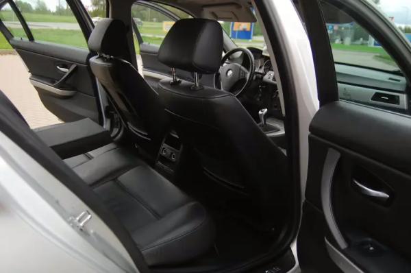 Pelēks BMW 330 2006 Jēkabpils, ar dzinēja tilpumu 3.00 L un nobraukumu 399 tūkst. km par 4250 €, foto 10 vietnē AUTOMOTO.COM.LV