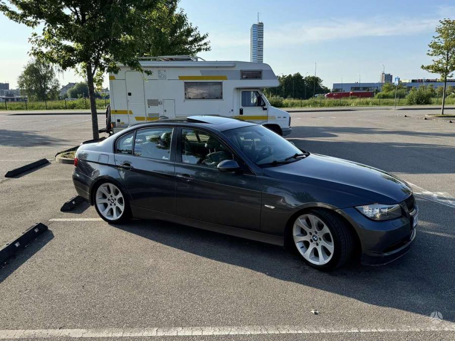 Grey BMW 330 2006 in Klaipeda, with an engine capacity of 3.00 L and mileage of 435 thousand km for 4550 €, photo 5 on AUTOMOTO.COM.LV