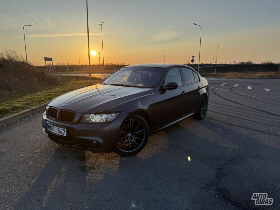 Grey BMW 330 2007 in Panevezys, with an engine capacity of 3.00 L and mileage of 382 thousand km for 9999 €, photo 2 on AUTOMOTO.COM.LV