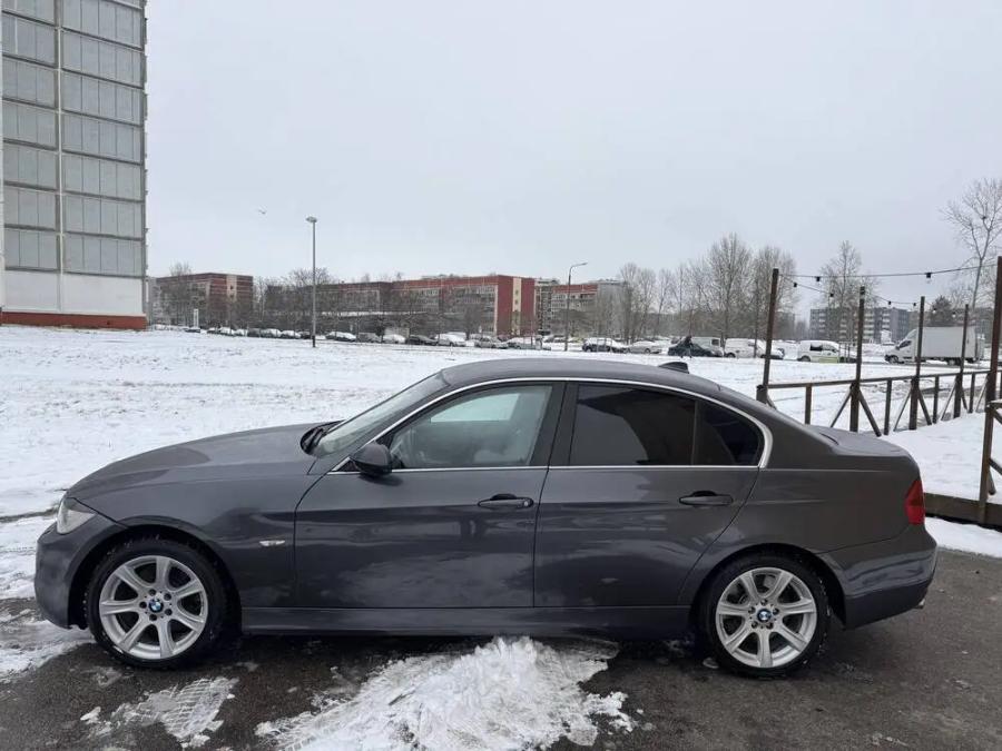 Grey BMW 330 2007 in Riga, with an engine capacity of 3.00 L and mileage of 324 thousand km for 3990 €, photo 4 on AUTOMOTO.COM.LV