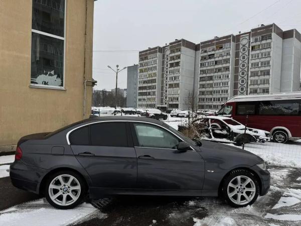 Grey BMW 330 2007 in Riga, with an engine capacity of 3.00 L and mileage of 324 thousand km for 3990 €, photo 4 on AUTOMOTO.COM.LV