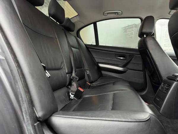 Grey BMW 330 2007 in Riga, with an engine capacity of 3.00 L and mileage of 324 thousand km for 3990 €, photo 7 on AUTOMOTO.COM.LV