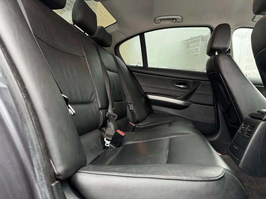 Grey BMW 330 2007 in Riga, with an engine capacity of 3.00 L and mileage of 324 thousand km for 3990 €, photo 8 on AUTOMOTO.COM.LV