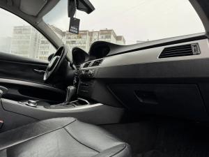 Grey BMW 330 2007 in Riga, with an engine capacity of 3.00 L and mileage of 324 thousand km for 3990 €, photo 9 on AUTOMOTO.COM.LV