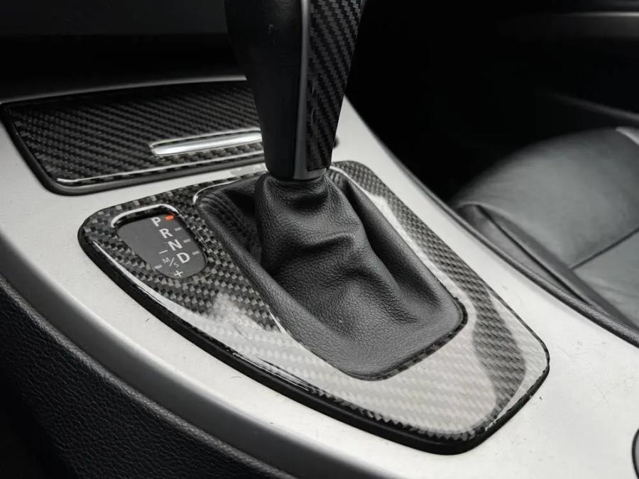 Grey BMW 330 2007 in Riga, with an engine capacity of 3.00 L and mileage of 324 thousand km for 3990 €, photo 16 on AUTOMOTO.COM.LV