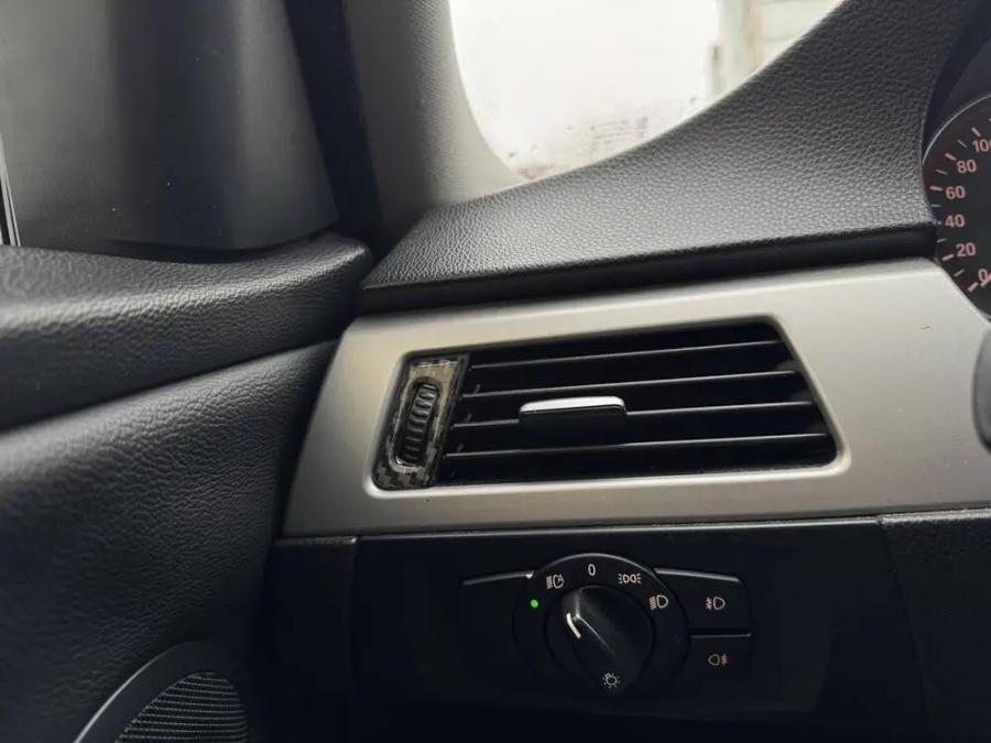 Grey BMW 330 2007 in Riga, with an engine capacity of 3.00 L and mileage of 324 thousand km for 3990 €, photo 20 on AUTOMOTO.COM.LV
