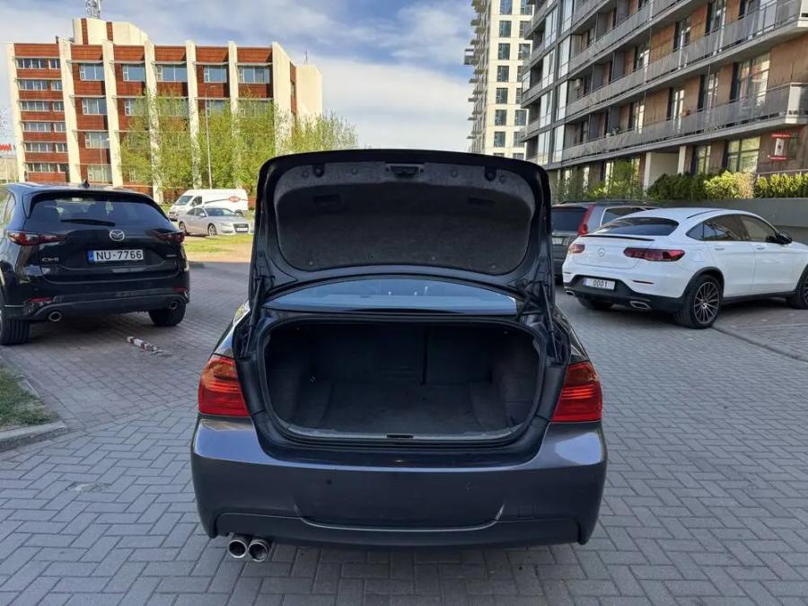 Pelēks BMW 330 2007 Rīga, ar dzinēja tilpumu 3.00 L un nobraukumu 369 tūkst. km par 6490 €, foto 6 vietnē AUTOMOTO.COM.LV