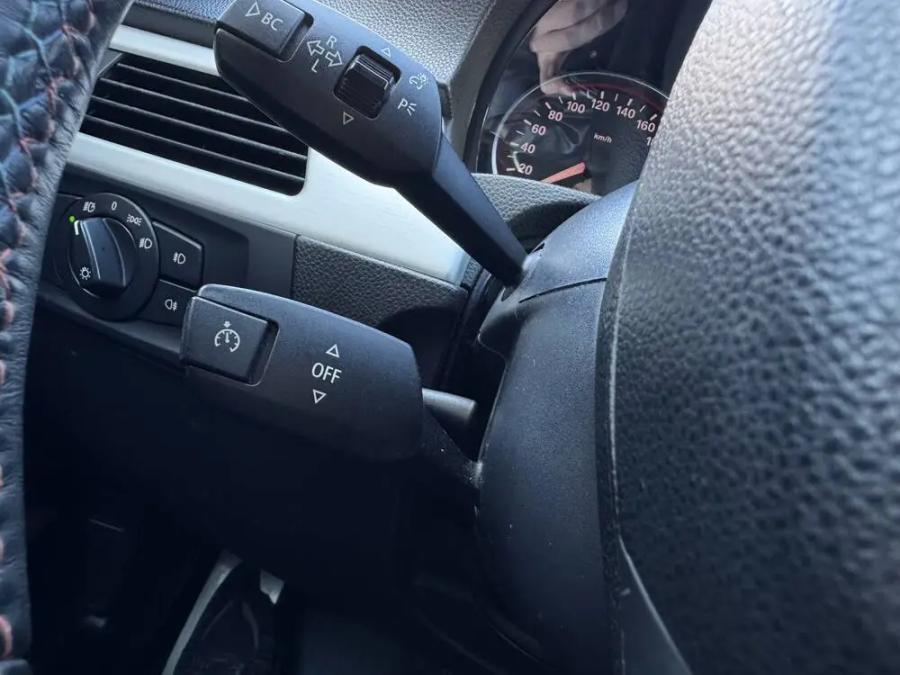 Pelēks BMW 330 2007 Rīga, ar dzinēja tilpumu 3.00 L un nobraukumu 369 tūkst. km par 6490 €, foto 18 vietnē AUTOMOTO.COM.LV
