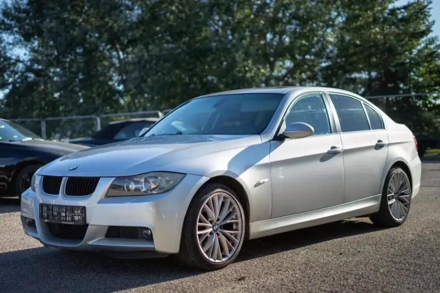 Pelēks BMW 330 2007 Liepāja, ar dzinēja tilpumu 3.00 L un nobraukumu 308 tūkst. km par 5500 €, foto 1 vietnē AUTOMOTO.COM.LV