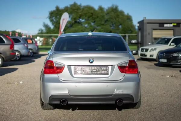 Grey BMW 330 2007 in Liepaja, with an engine capacity of 3.00 L and mileage of 308 thousand km for 5500 €, photo 3 on AUTOMOTO.COM.LV