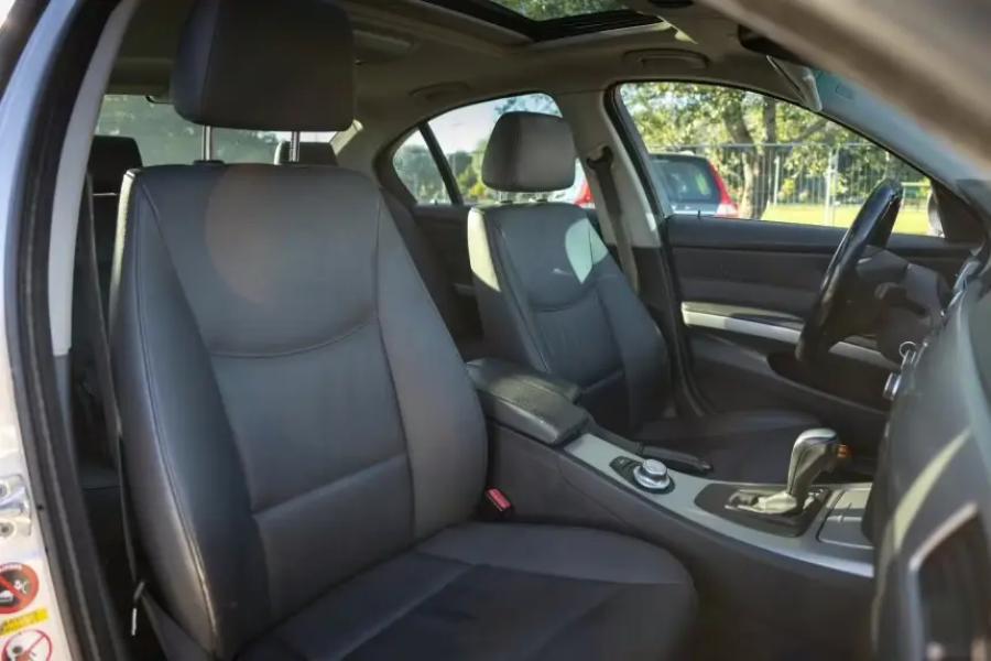 Pelēks BMW 330 2007 Liepāja, ar dzinēja tilpumu 3.00 L un nobraukumu 308 tūkst. km par 5500 €, foto 12 vietnē AUTOMOTO.COM.LV